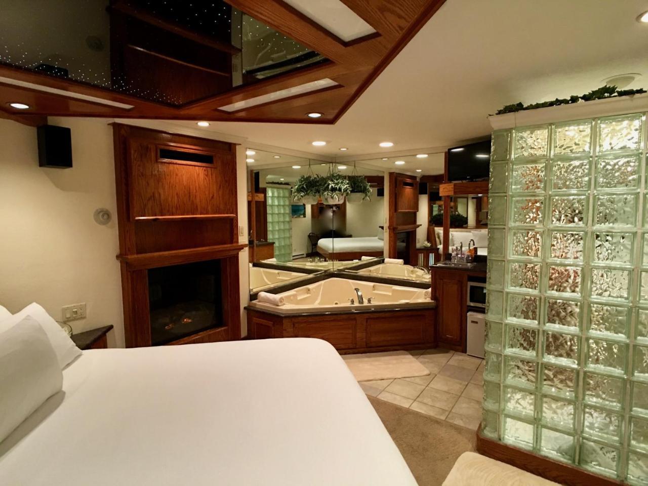 SYBARIS POOL SUITES DOWNERS GROVE - ADULTS ONLY ::: DOWNERS GROVE, IL ...